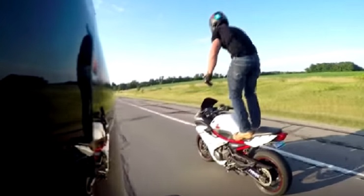 YOUTUBE Tenta di impennare... Finisce malissimo