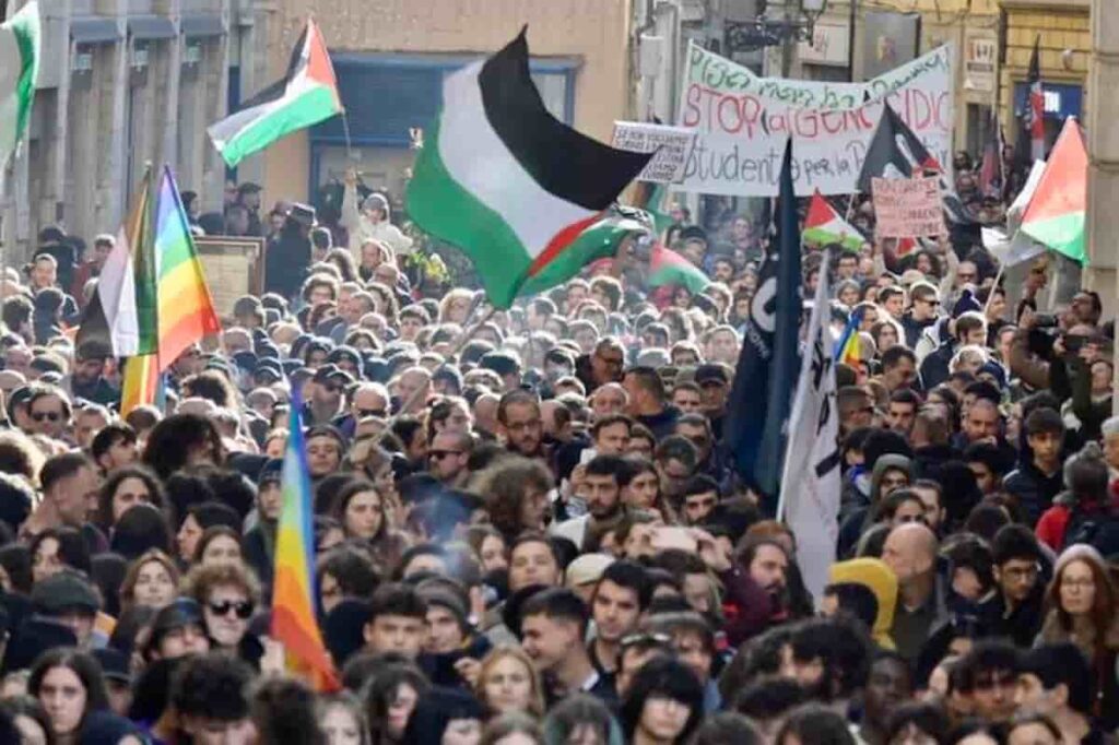 Manifestazioni da nord a sud, numerosi cortei dopo le manganellate